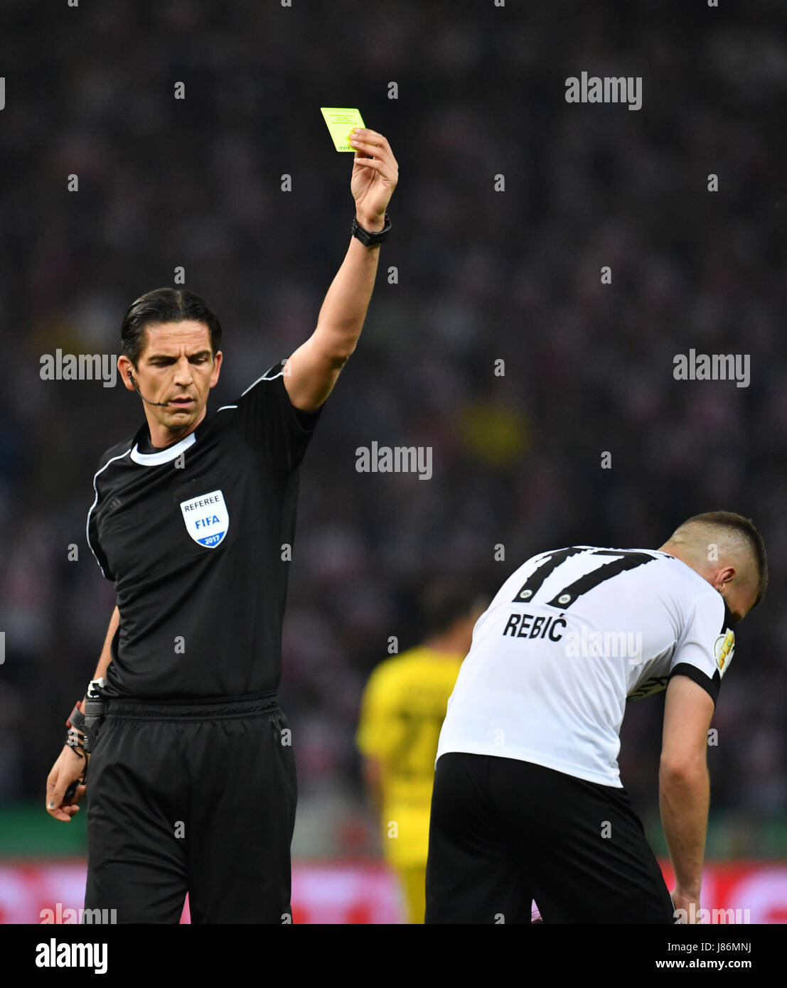 Berlin, Germany. 27th May, 2017. Referee Deniz Aytekin (L) shows ...
