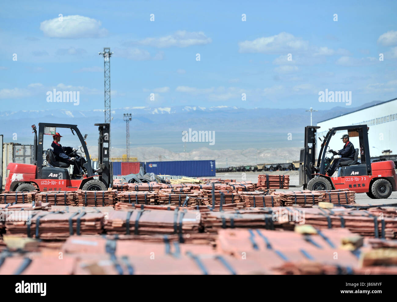 Alataw pass chinas xinjiang uygur hi-res stock photography and images ...