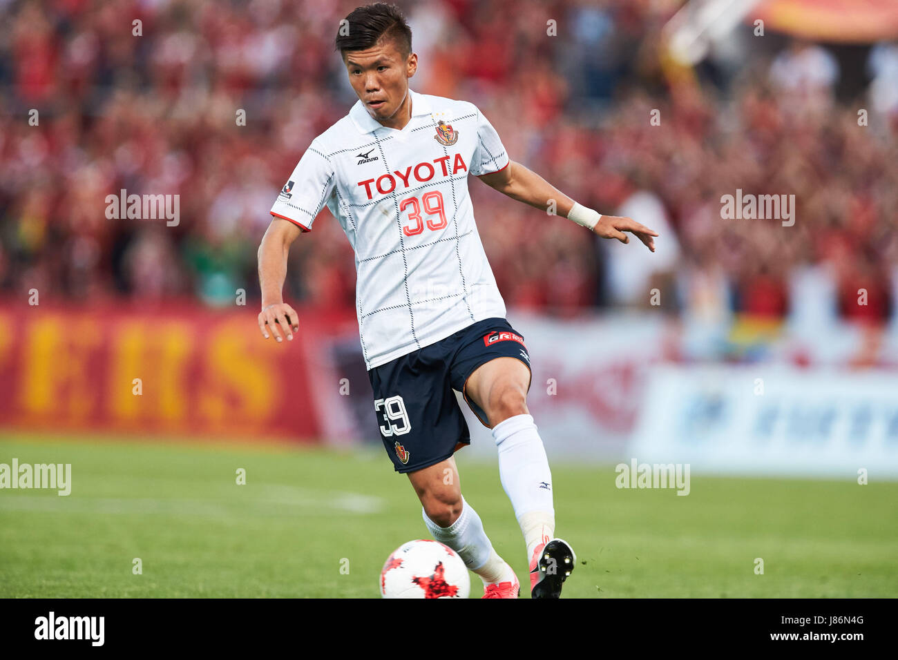NHK Spring Mitsuzawa Football Stadium, Kanagawa, Japan. 27th May, 2017. Kenta Uchida (Grampus ...