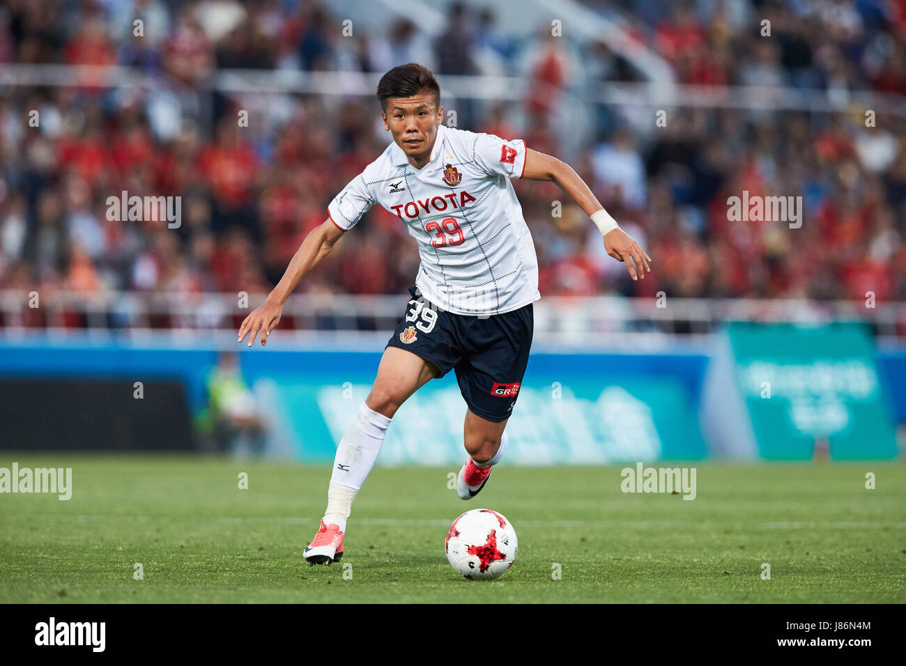 NHK Spring Mitsuzawa Football Stadium, Kanagawa, Japan. 27th May, 2017. Kenta Uchida (Grampus ...