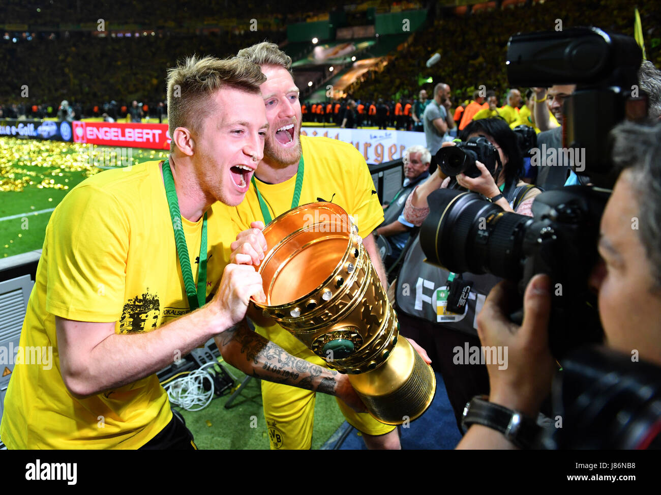 Marco reus dfb pokal trophy hi-res stock photography and images - Alamy