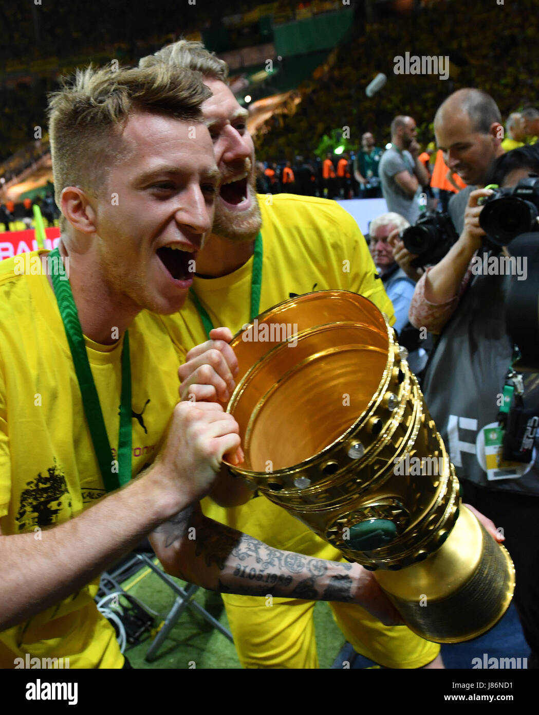 Marco reus dfb pokal trophy hi-res stock photography and images - Alamy