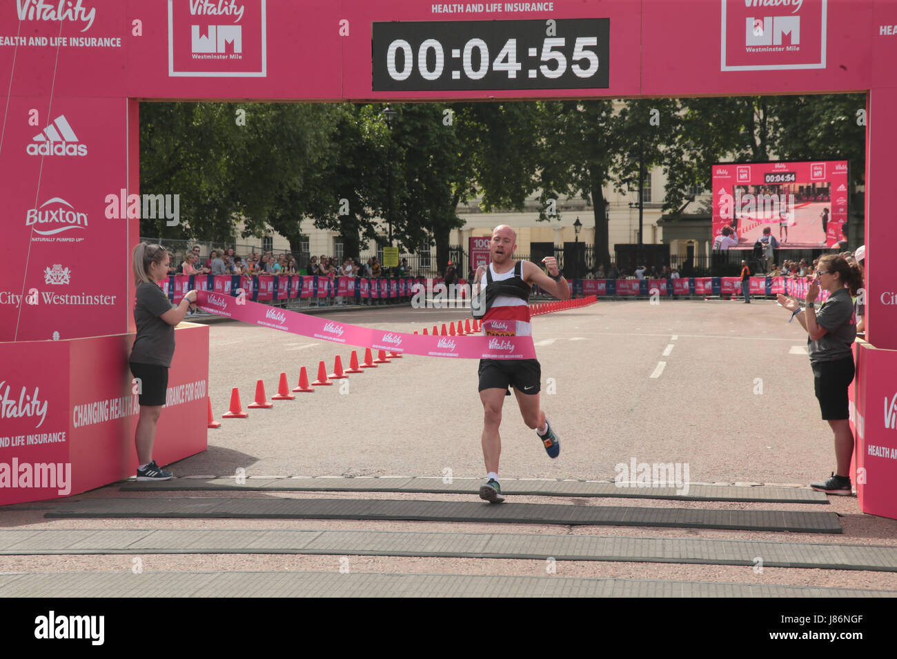 London, UK. 28th May, 2017. Derek Rae, one-armed marathon runner from ...