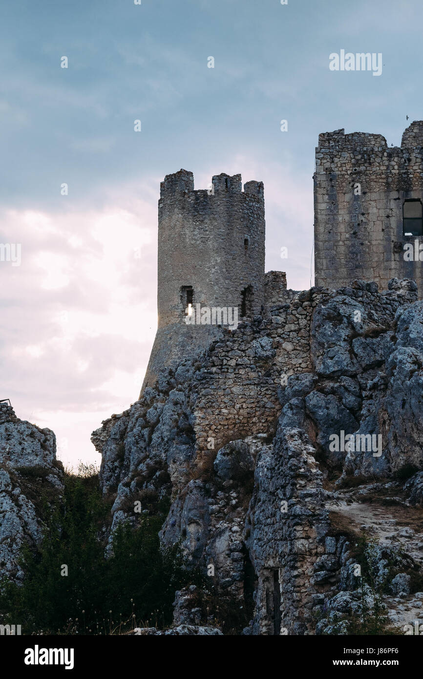 The ruins of the castle of Rocca Calascio, Abruzzo, Italy Stock Photo ...