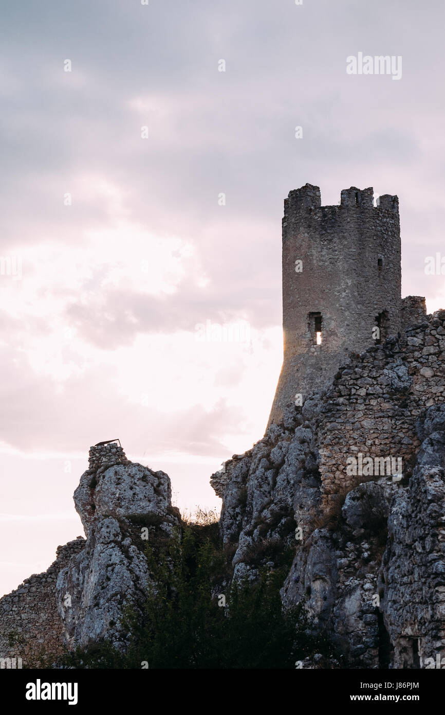 The ruins of the castle of Rocca Calascio, Abruzzo, Italy Stock Photo ...