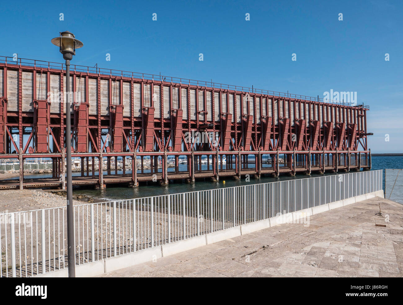 Loading platform hi-res stock photography and images - Alamy