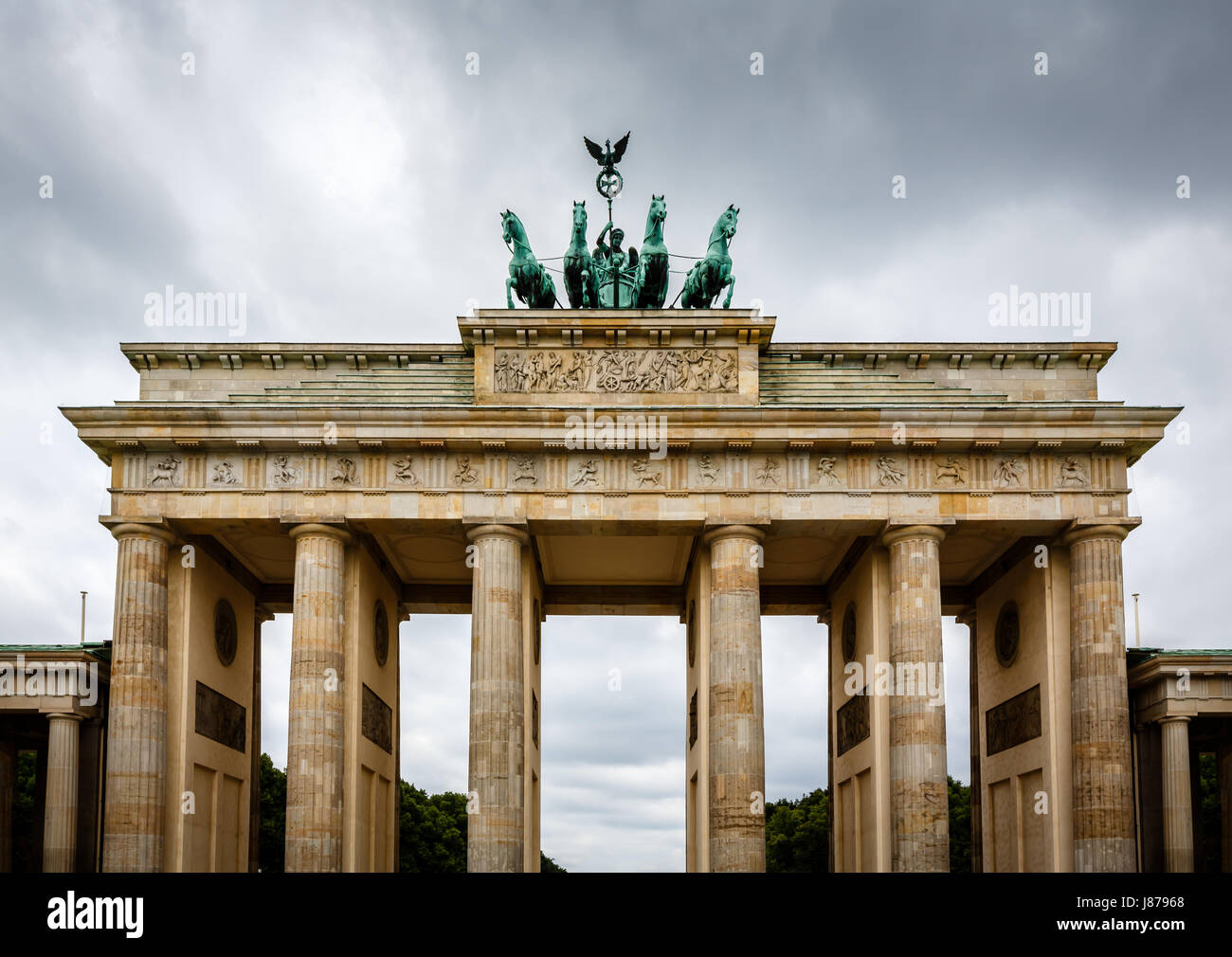 Berlin statue quadriga four horse chariot hi-res stock photography and ...