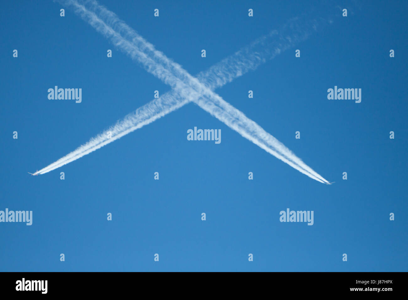 Airplanes contrail hi-res stock photography and images - Alamy