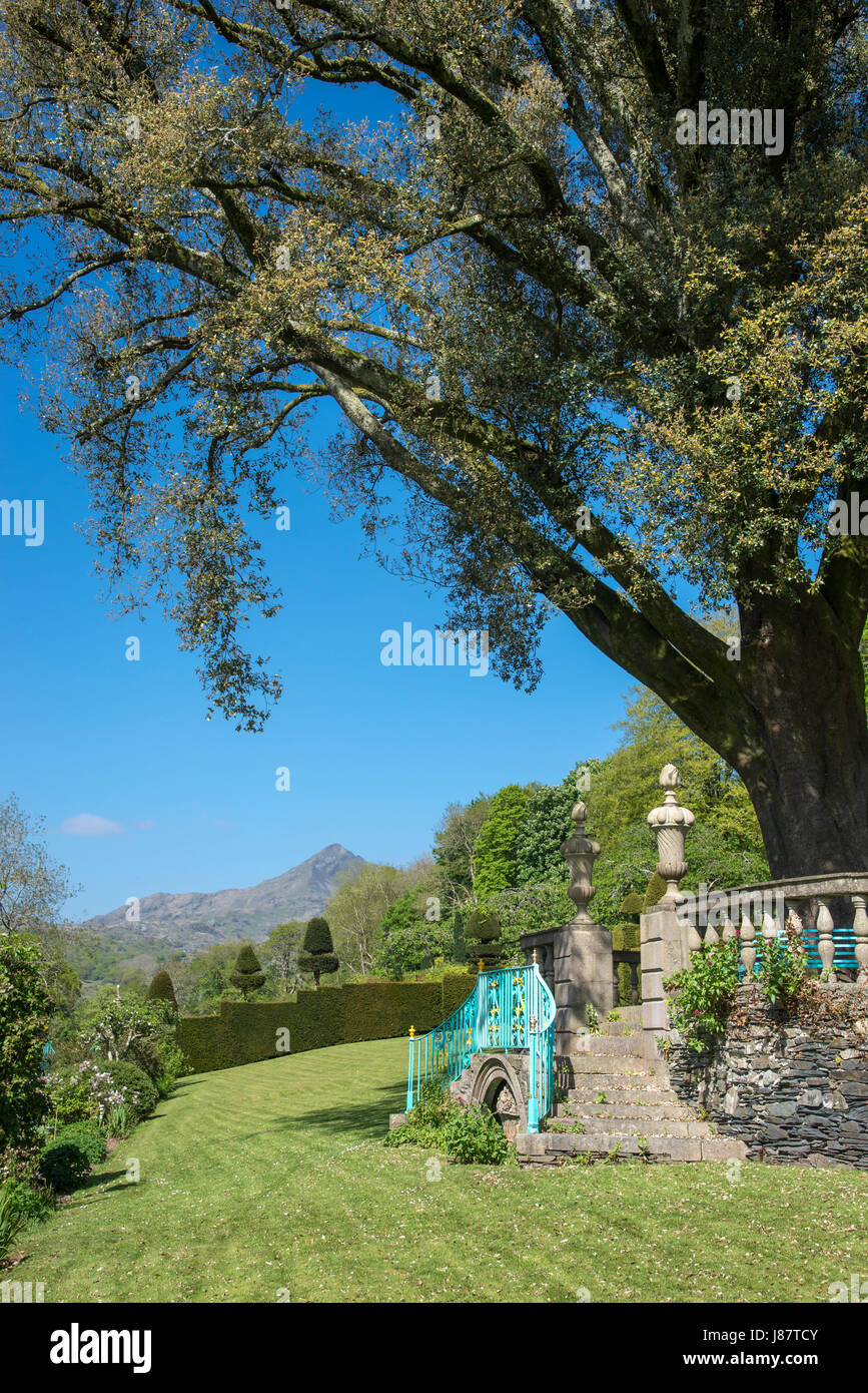 Plas Brondanw gardens near Garreg, North Wales. A beautiful garden ...