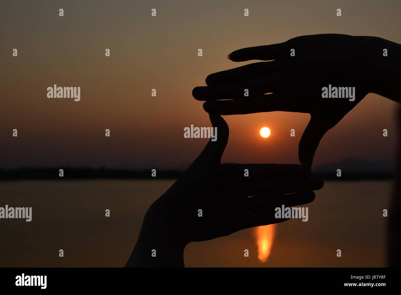 Hands cropping the sun hi-res stock photography and images - Alamy