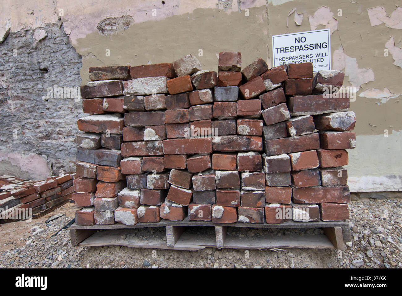 Pile of old bricks hi-res stock photography and images - Alamy