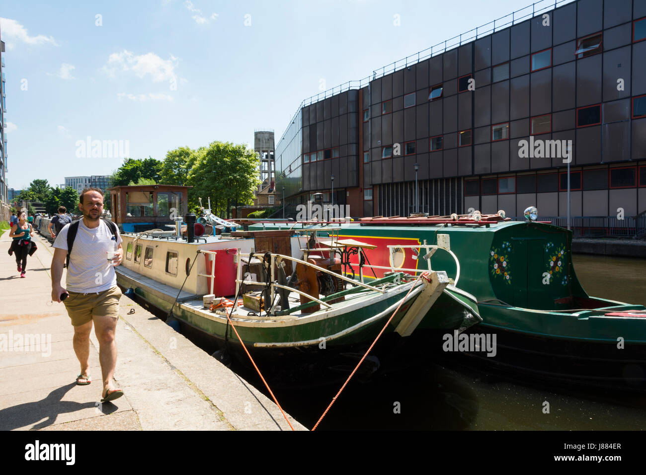 Regents canal moorings hi-res stock photography and images - Alamy