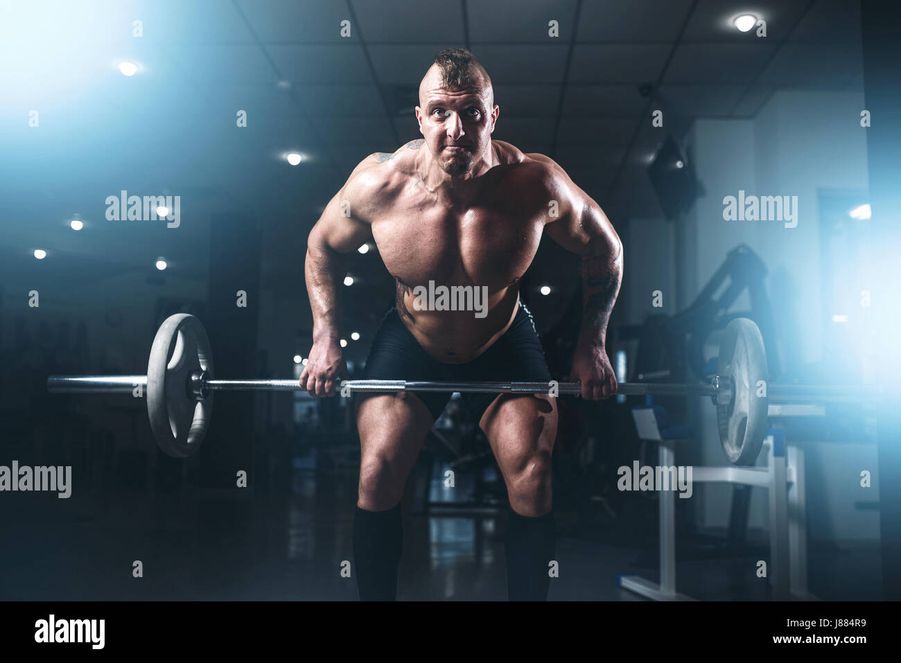Athlete hands in powder and talc, barbell exercise. Strong weightlifter ...