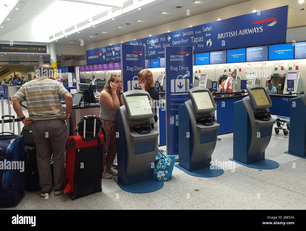 Check in desk airport uk High Resolution Stock Photography and Images ...