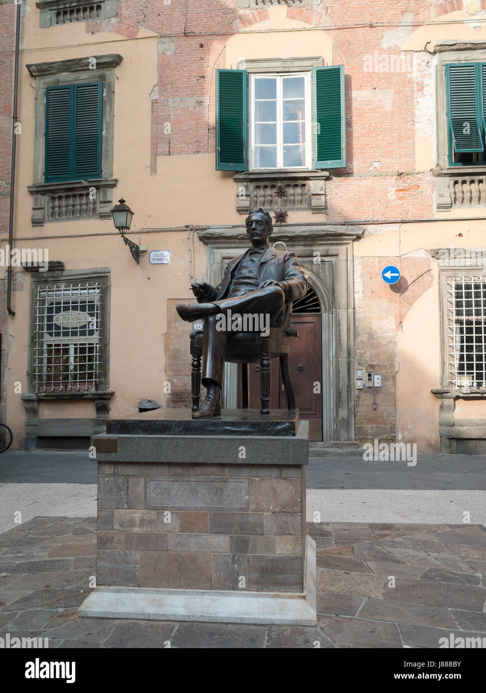 Monument to Giacomo Puccini, Lucca Stock Photo - Alamy
