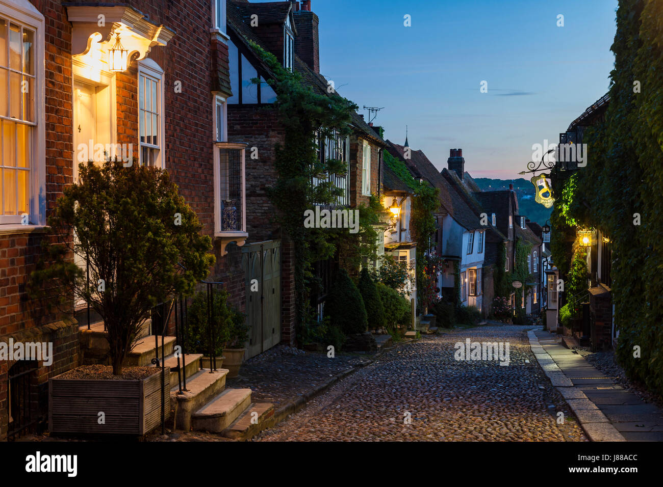 Night falls on the iconic Mermaid Street in Rye, East Sussex, England ...