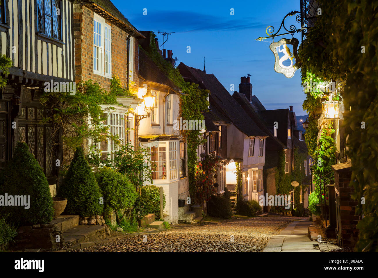 Night falls on the iconic Mermaid Street in Rye, East Sussex, England ...