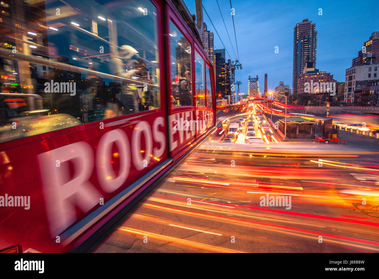 Roosevelt Island tramvay in E 59th St & 2nd Avenue at night.It connects ...