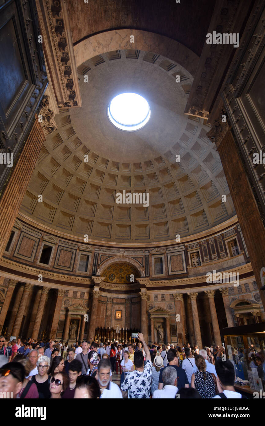 The best preserved building from ancient Rome The Pantheon, Italy Stock ...