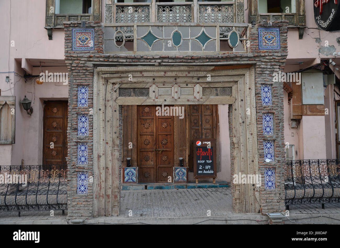 Lahore street food hi-res stock photography and images - Alamy