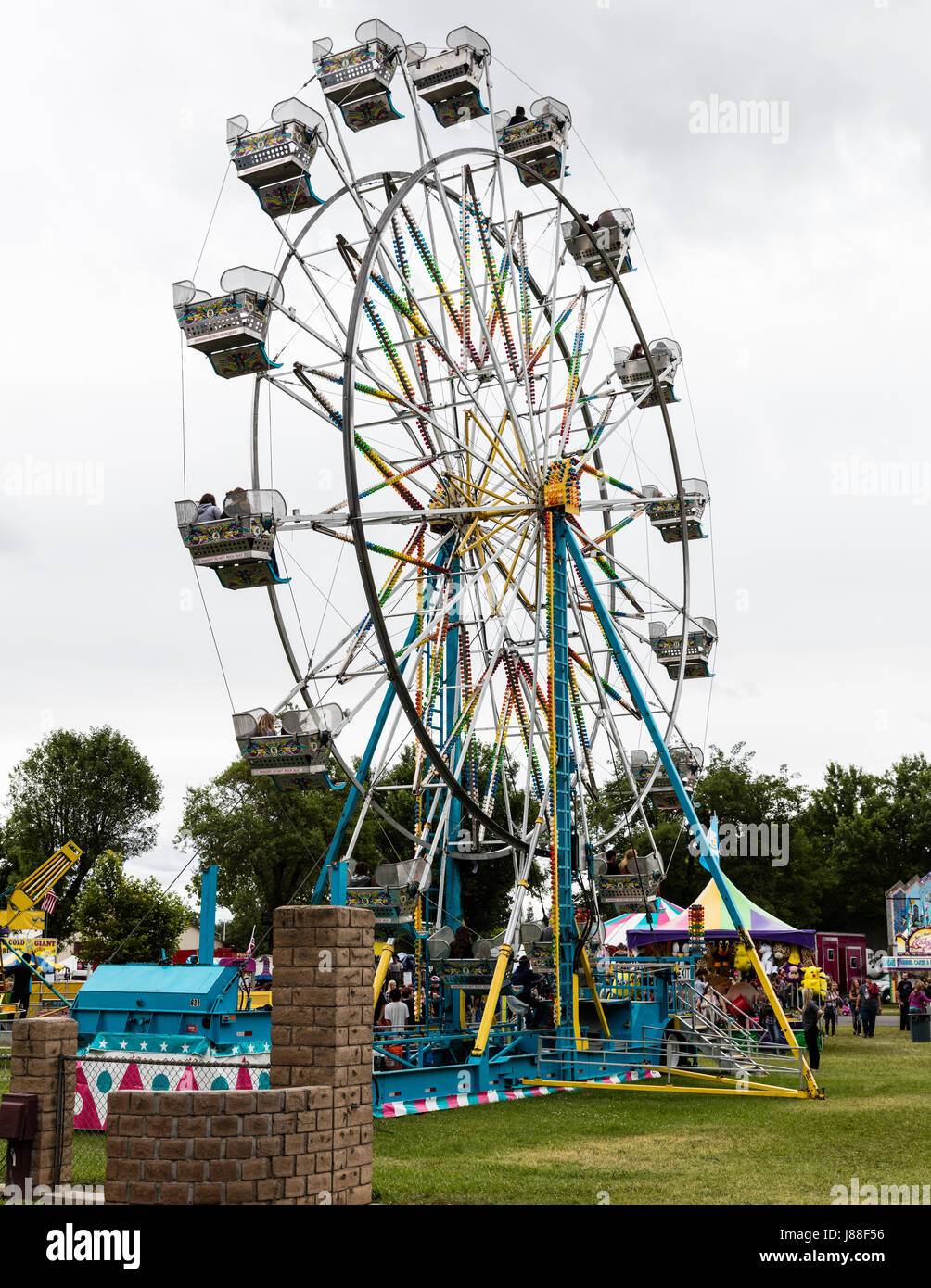 Fairgoers enjoying the rides at a county fair Stock Photo - Alamy