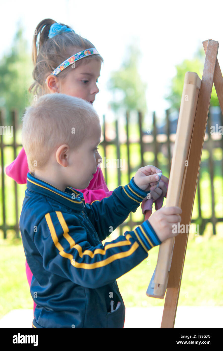 Boy girl drawing outside hi-res stock photography and images - Alamy