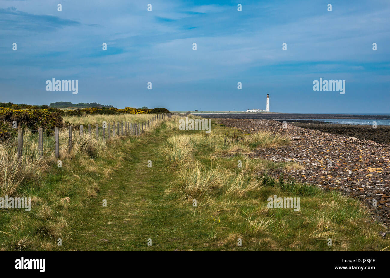 Barns Nest Lighthouse in distance, John Muir Way coastal path, East ...