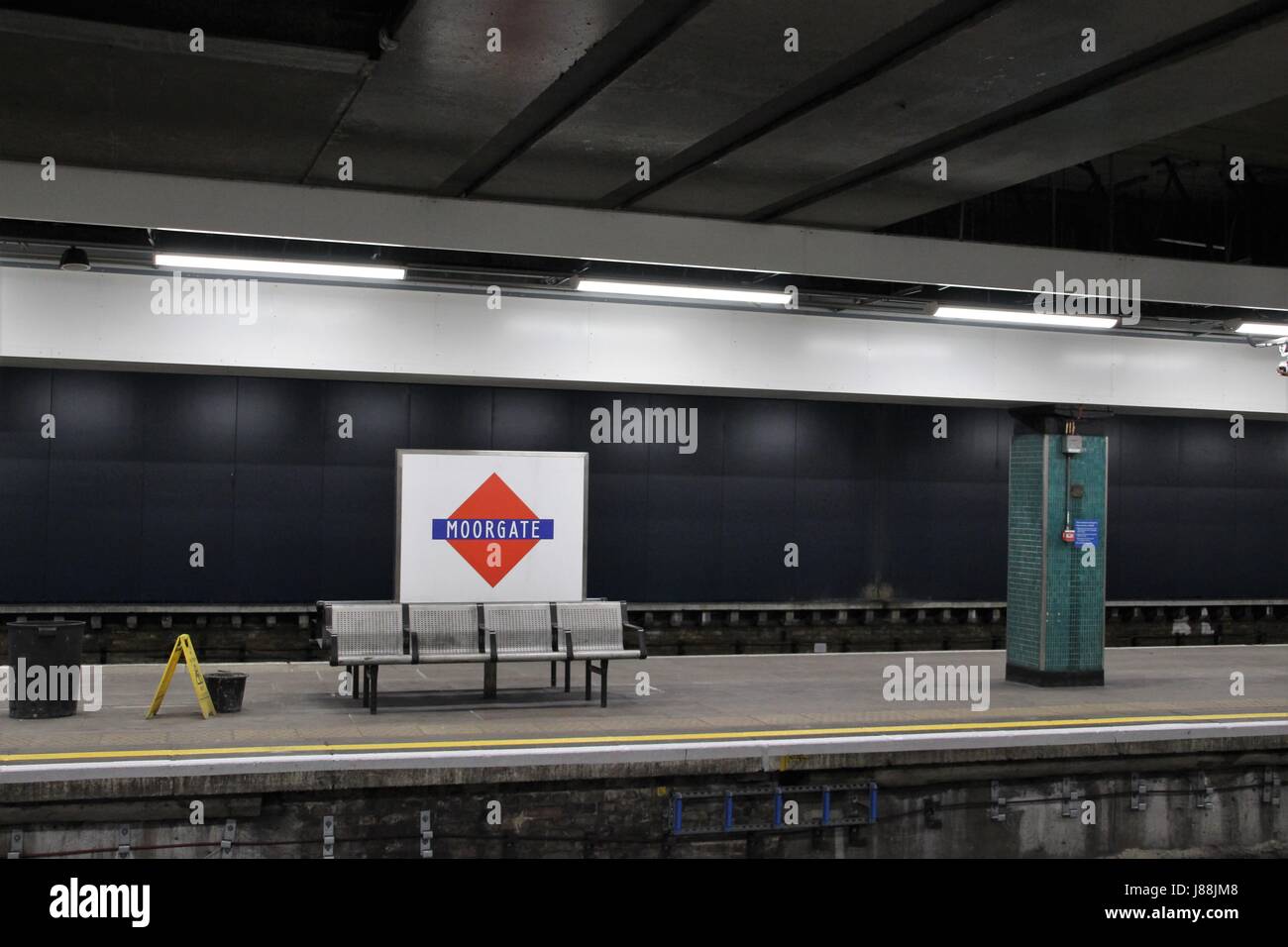 Moorgate tube sign hi-res stock photography and images - Alamy