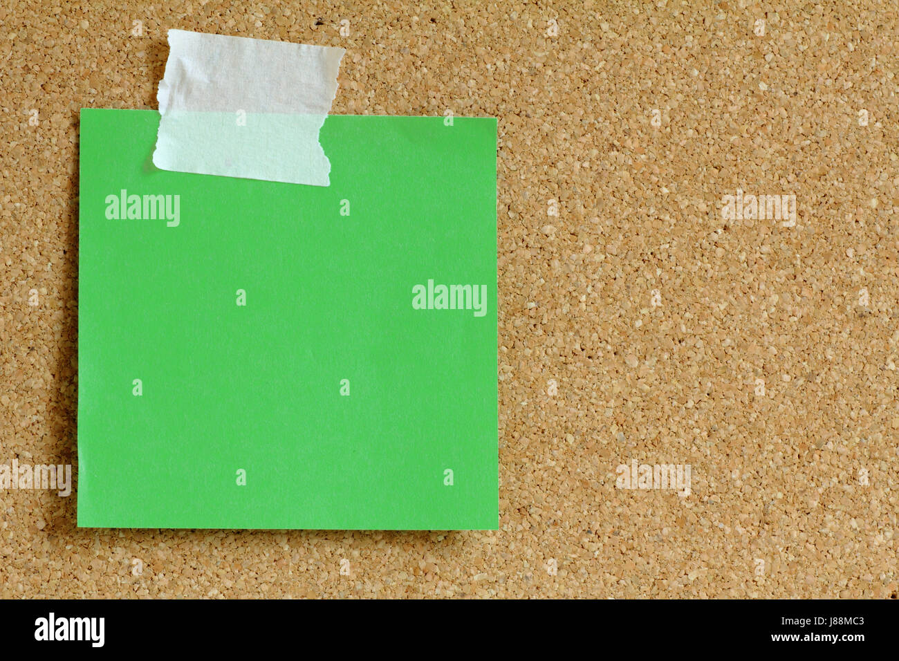 notepad on cork bulletin board Stock Photo - Alamy