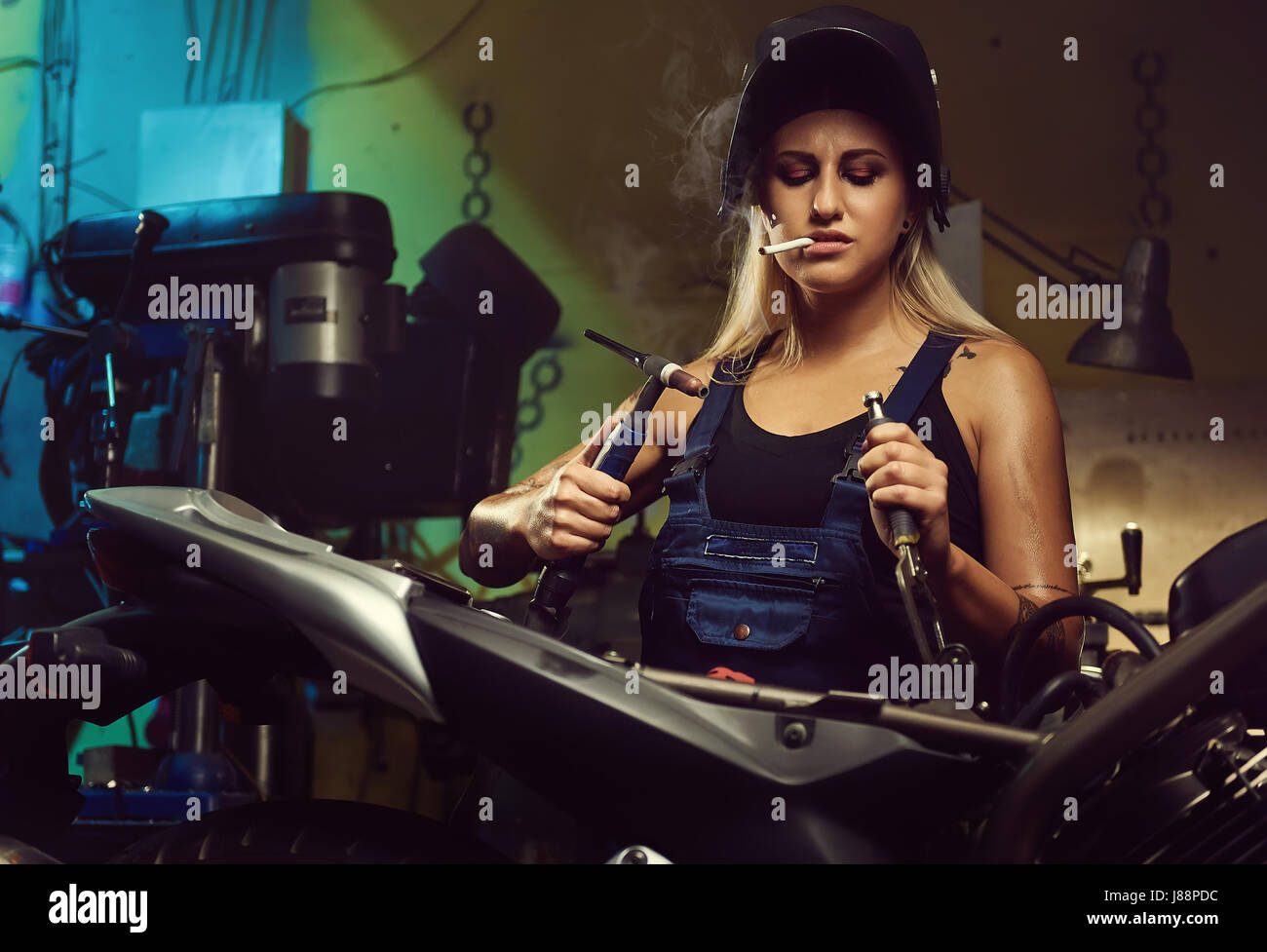 Woman mechanic working in a motorcycle workshop Stock Photo - Alamy
