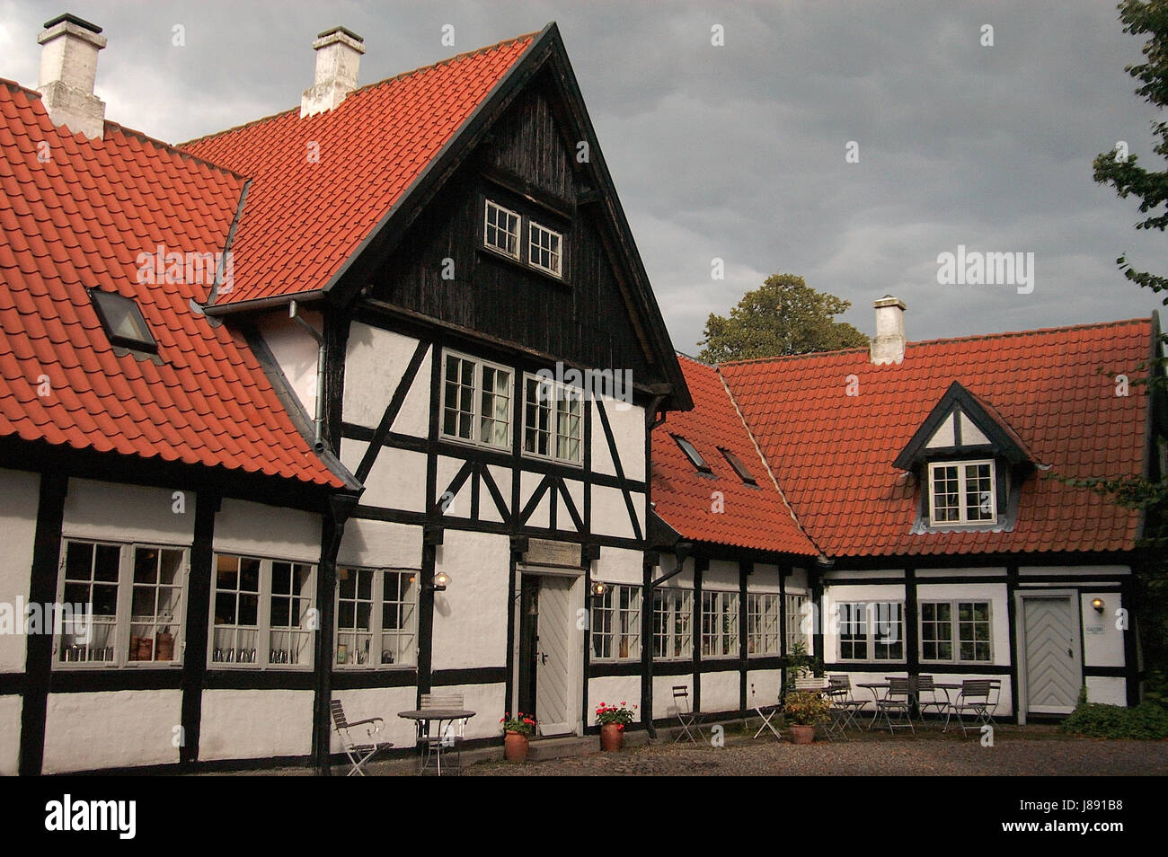 Tudor courtyard house hi-res stock photography and images - Alamy