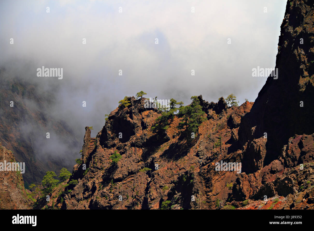 Red de zigzag hi-res stock photography and images - Alamy