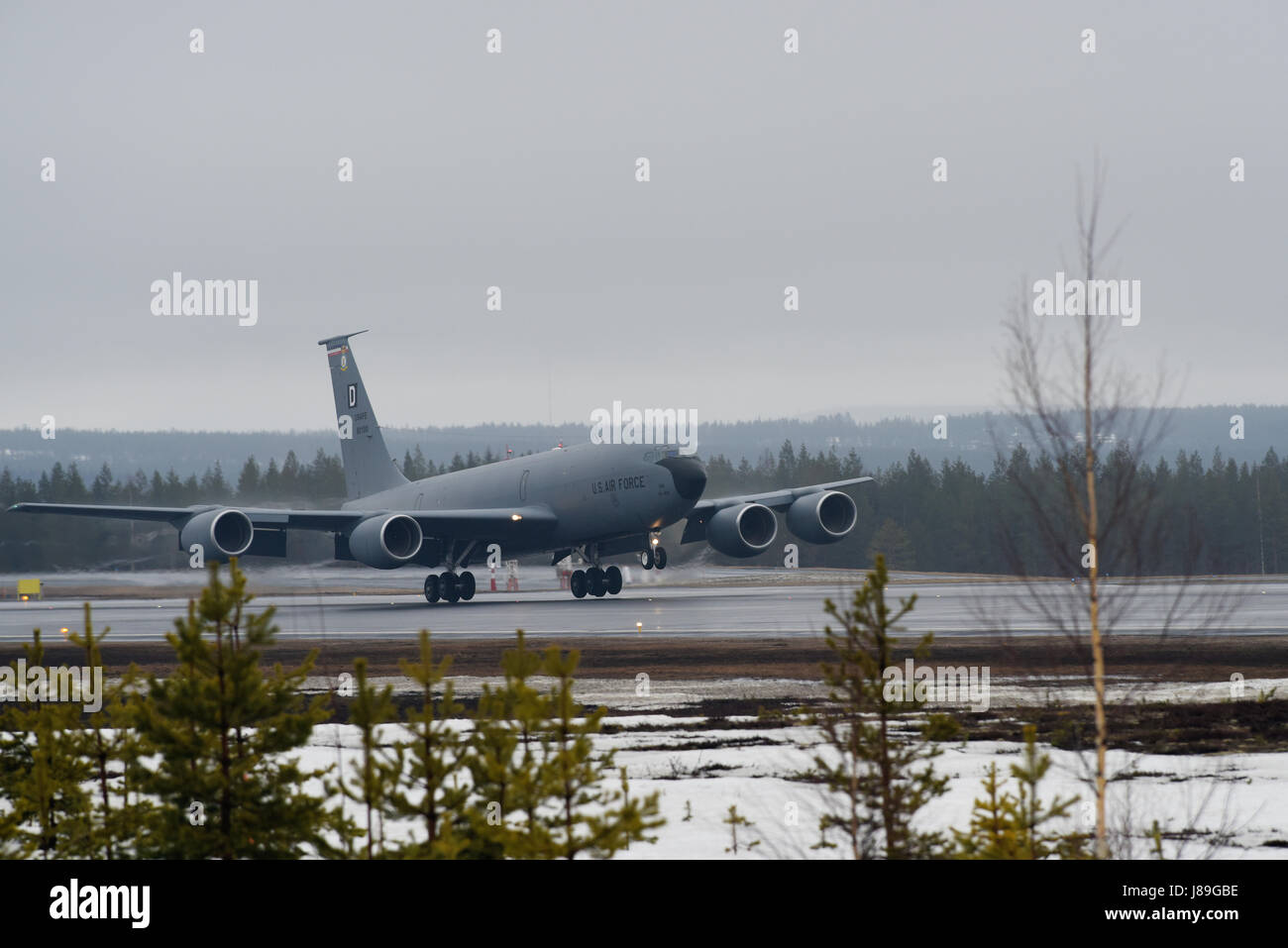 A KC-135 Stratotanker from Royal Air Force Mildenhall, England, lands ...