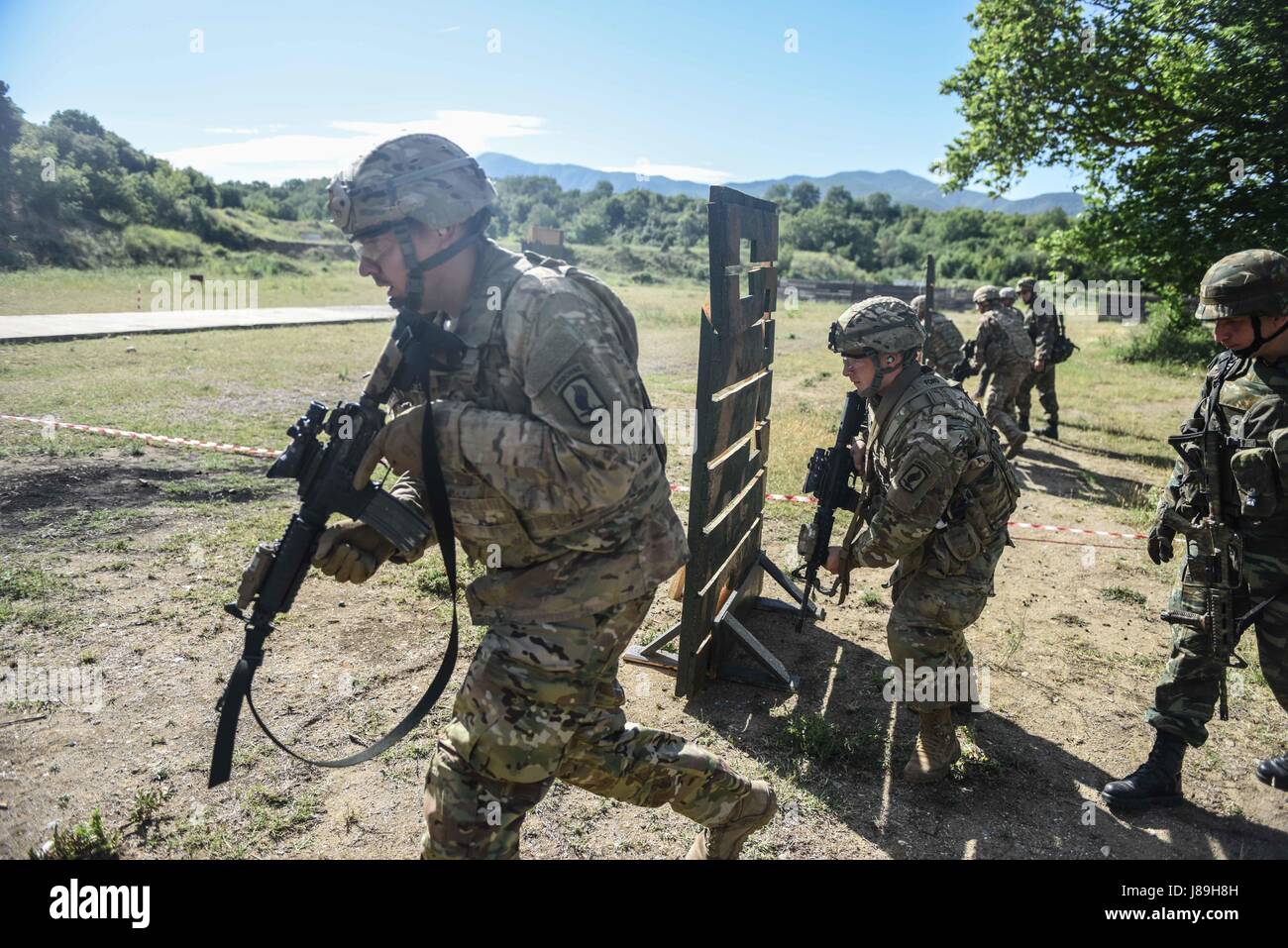 Greek paratroopers with 1st Paratrooper Commando Brigade, Greek Army ...