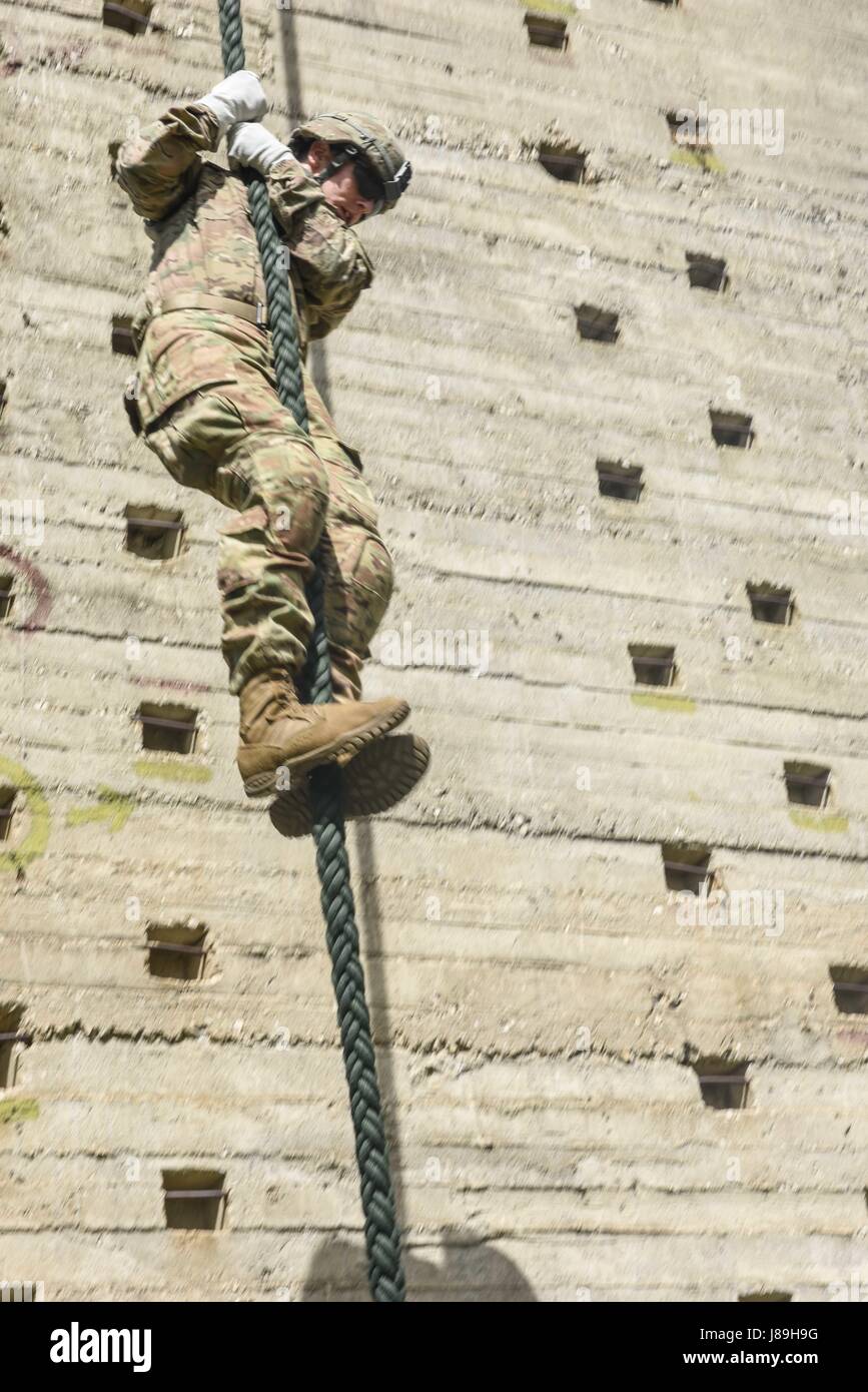 Greek paratroopers with 1st Paratrooper Commando Brigade, Greek Army ...