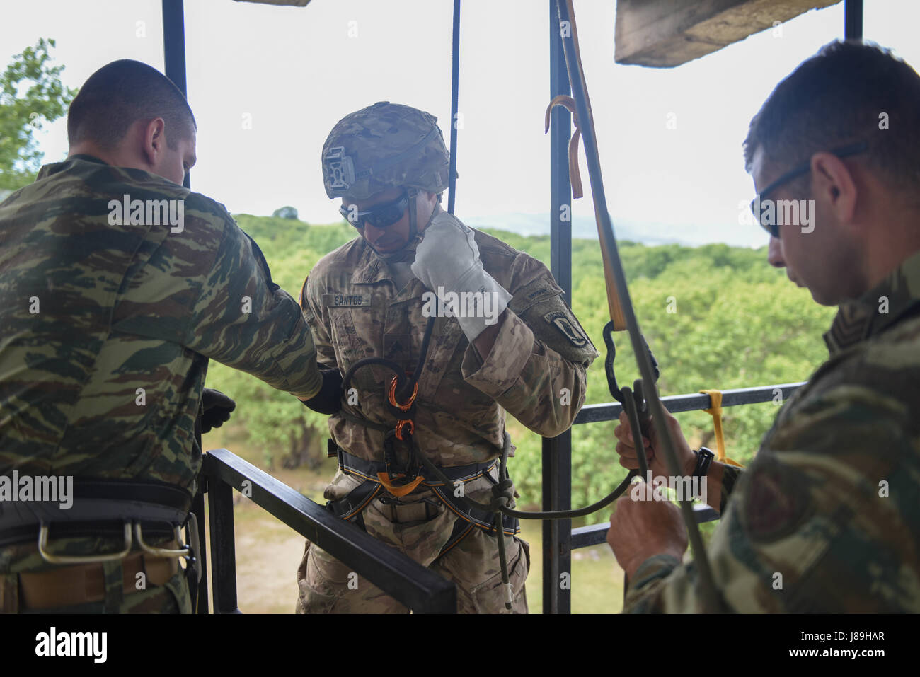 Greek paratroopers with 1st Paratrooper Commando Brigade, Greek Army ...