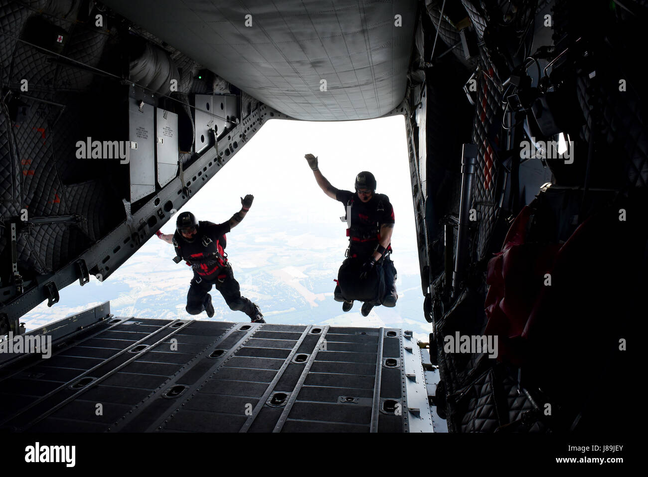 The U.S. Army Special Operations Command Parachute Demonstration Team ...
