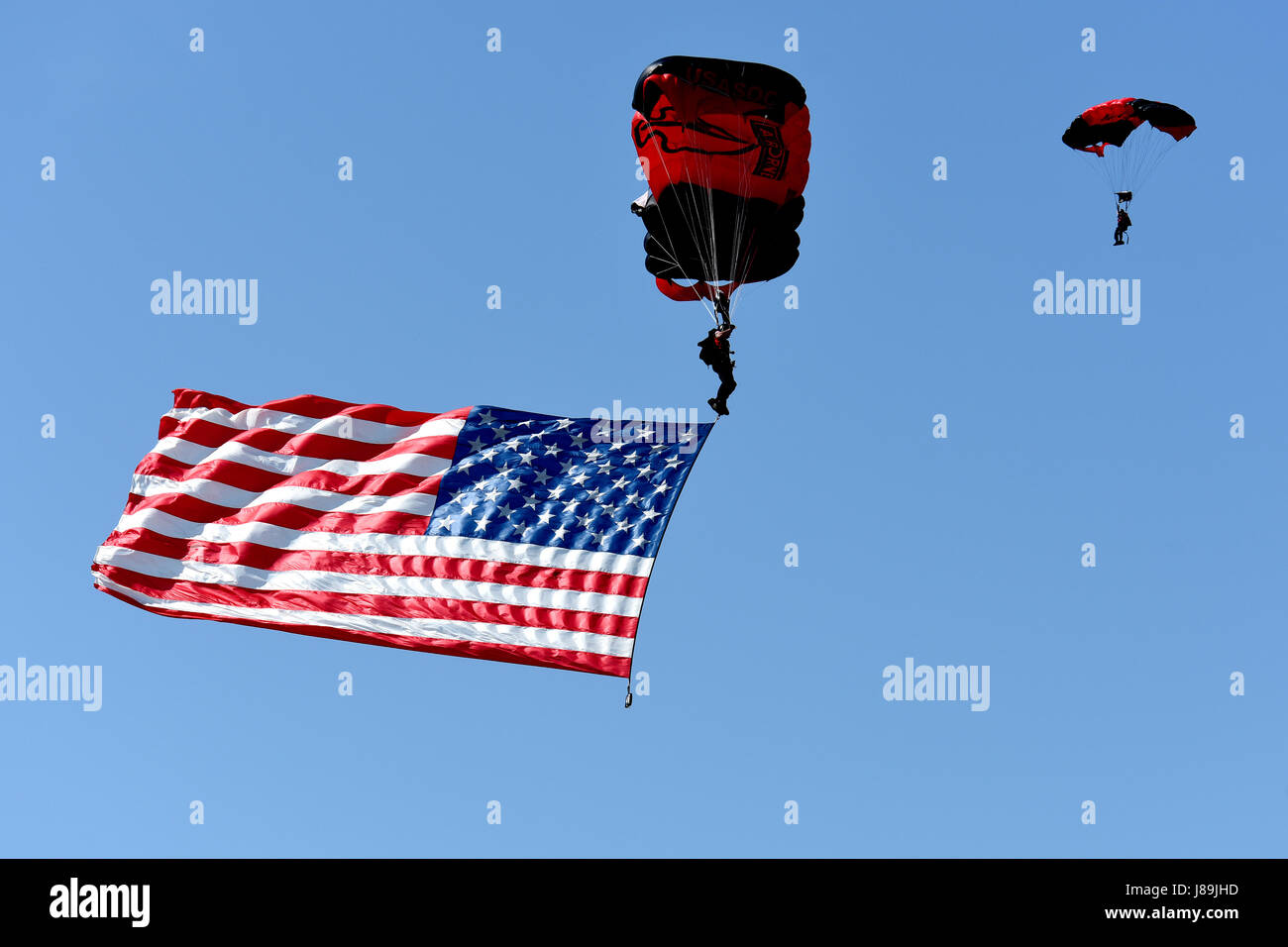 Members of the U.S. Army Special Operations Command Parachute ...