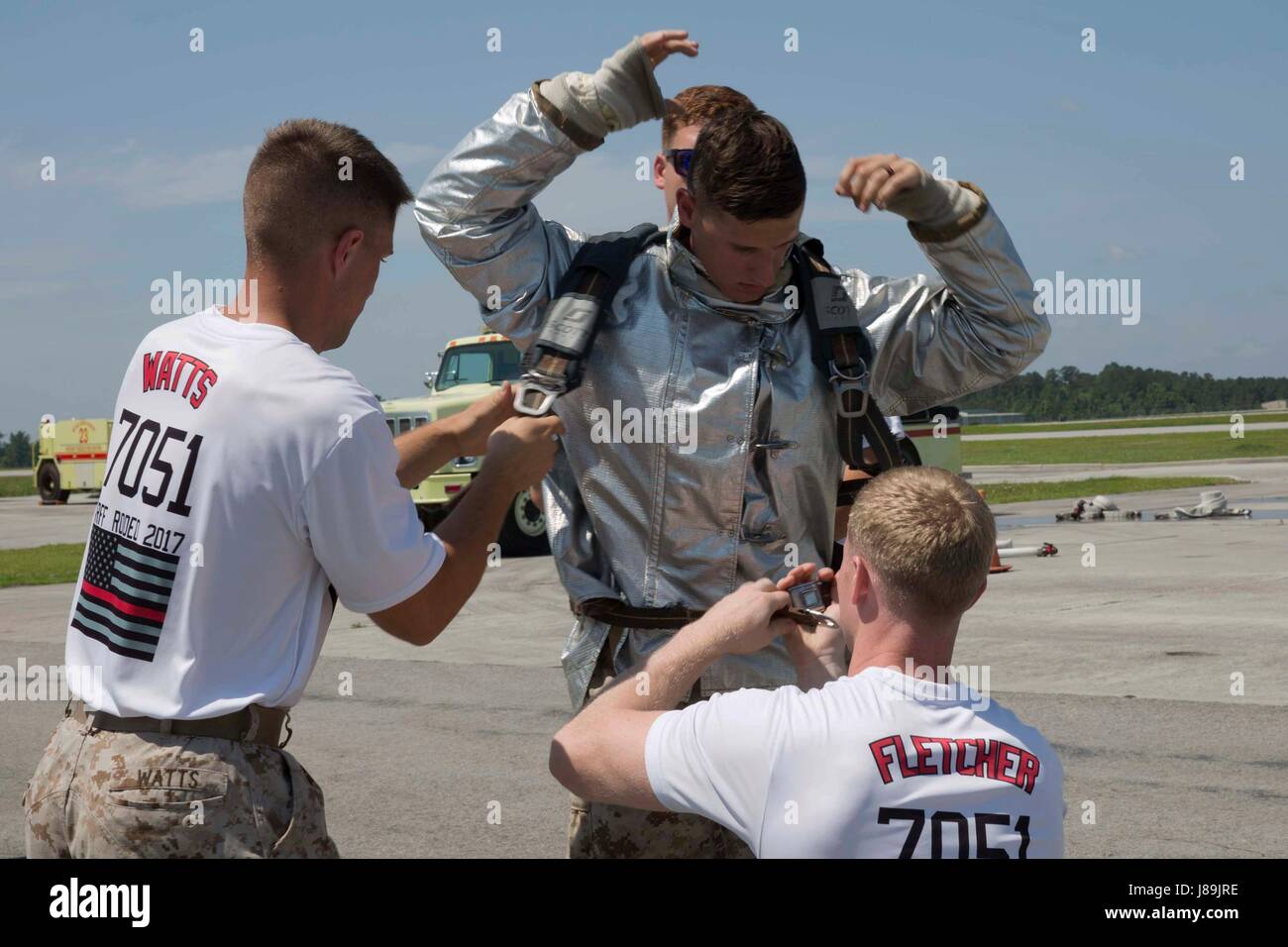 U.S. Marines with Aircraft Expeditionary Rescue Team, Headquarters and ...