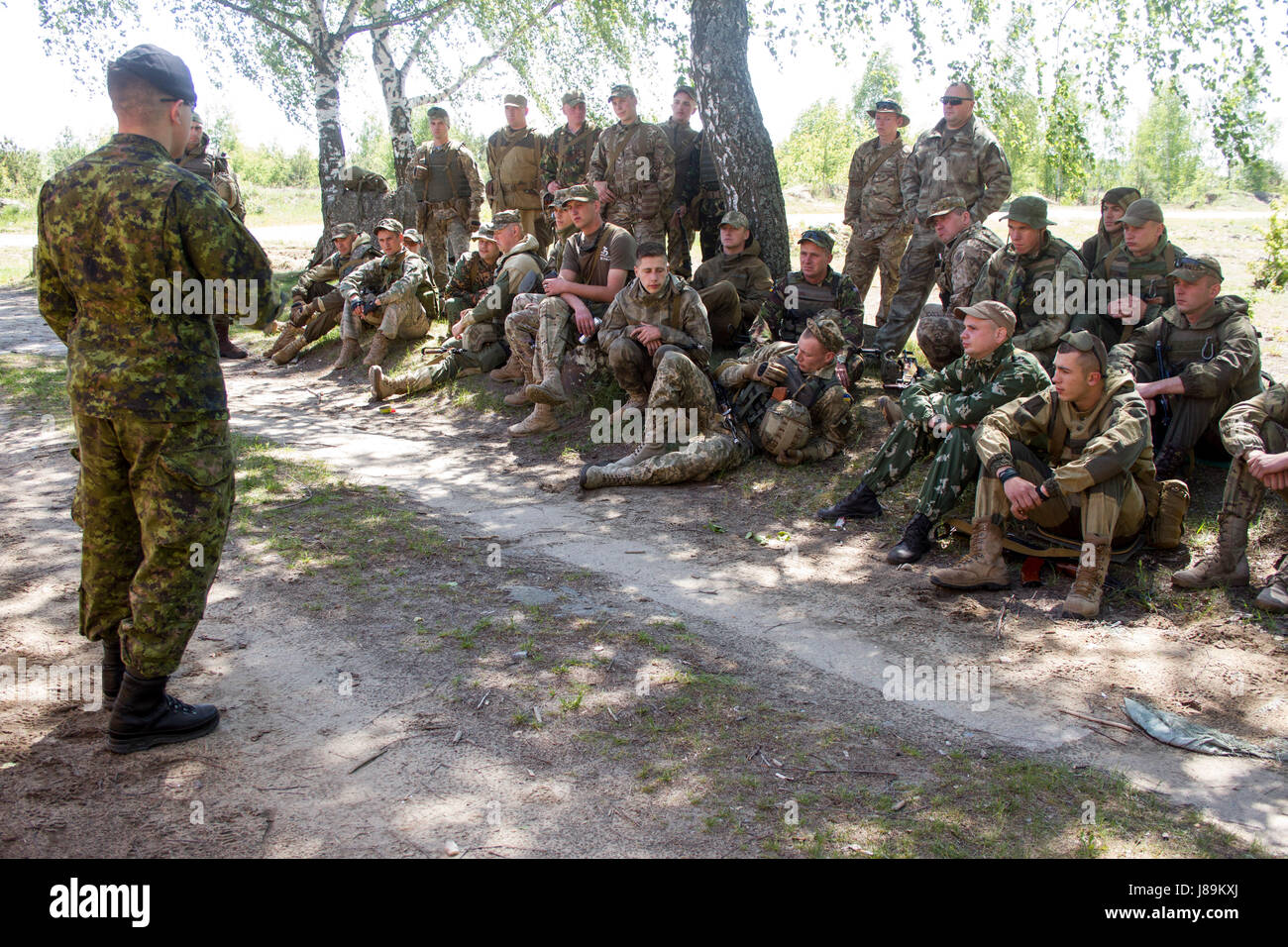 A Canadian soldier teaches a class to Ukrainian noncommissioned ...