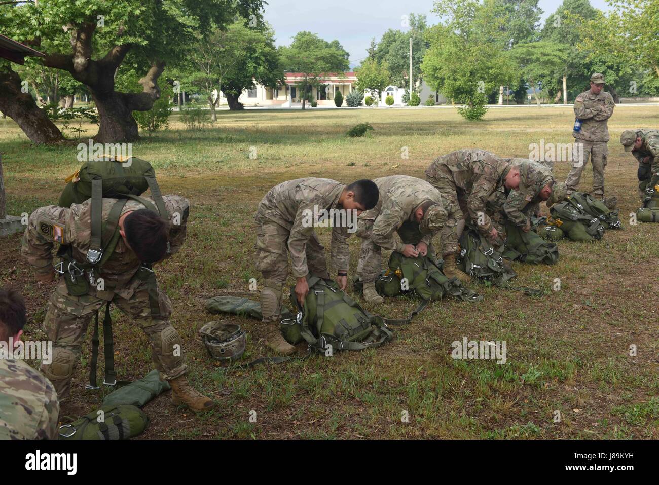 Greek paratroopers with 1st Paratrooper Commando Brigade, Greek Army ...