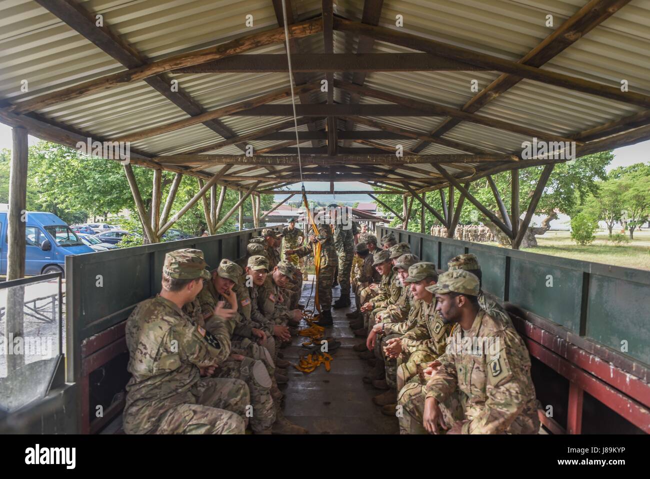 Greek paratroopers with 1st Paratrooper Commando Brigade, Greek Army ...