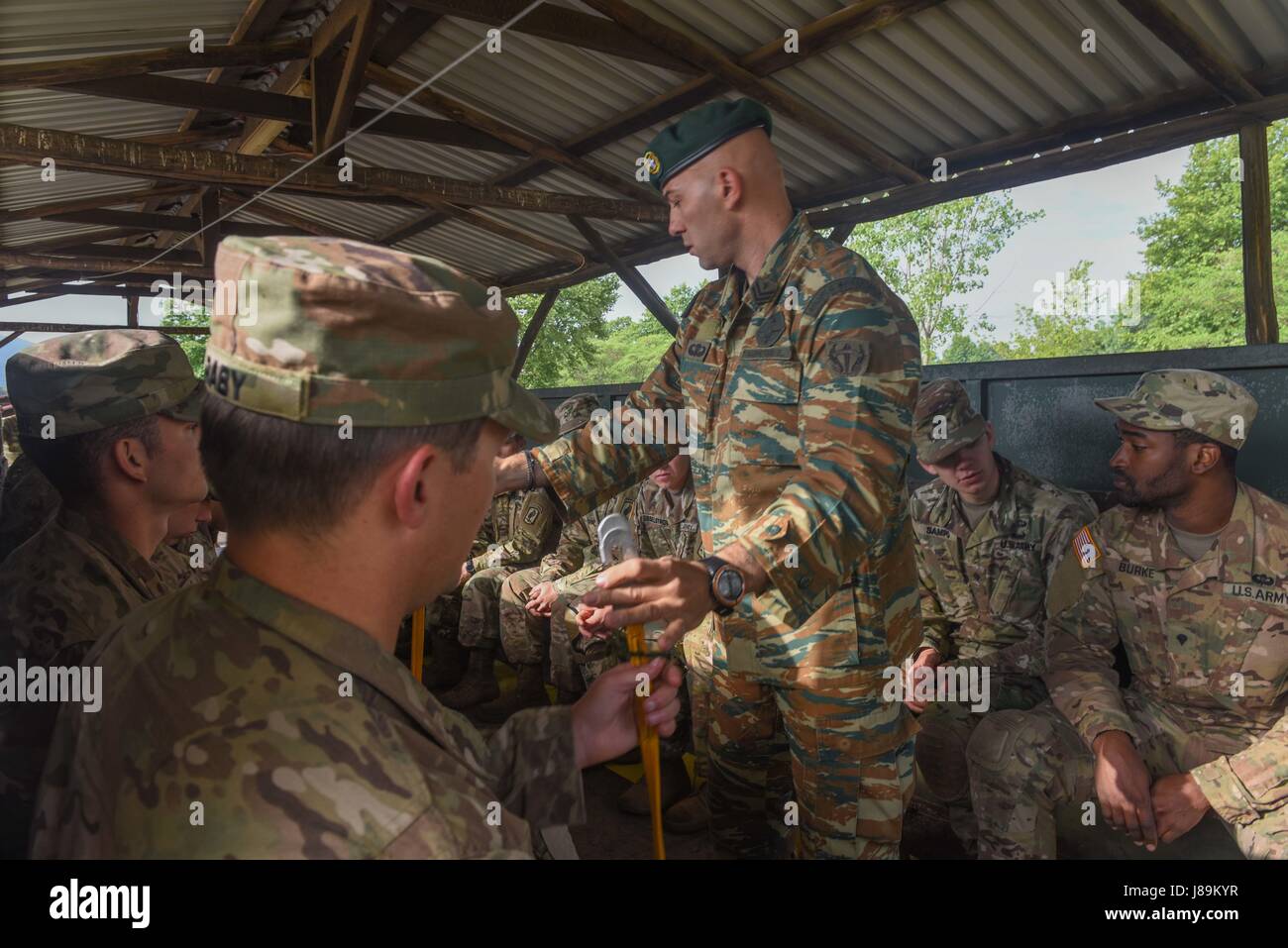 Greek paratroopers with 1st Paratrooper Commando Brigade, Greek Army ...
