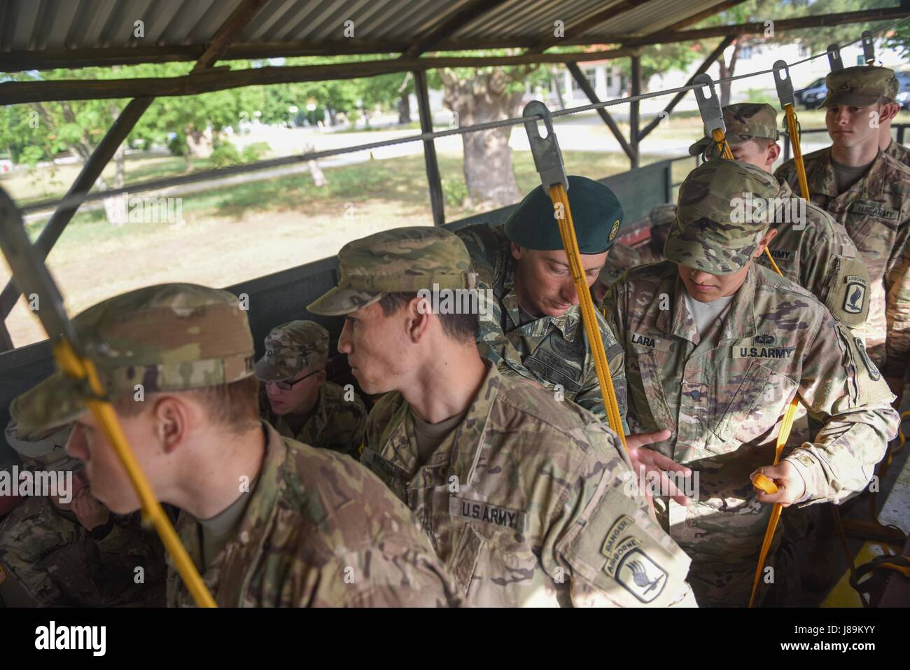 Greek paratroopers with 1st Paratrooper Commando Brigade, Greek Army ...