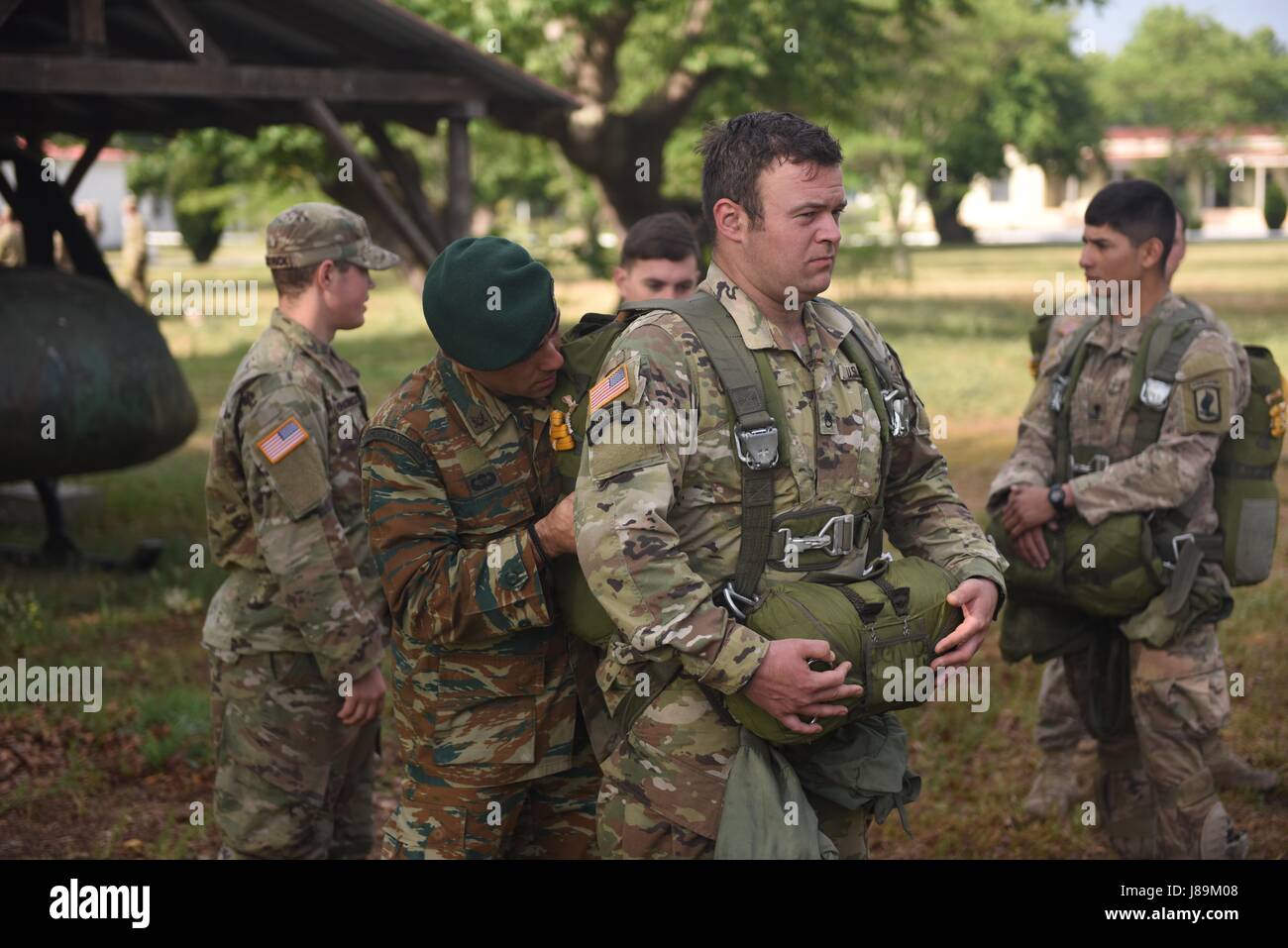 Greek paratroopers with 1st Paratrooper Commando Brigade, Greek Army ...