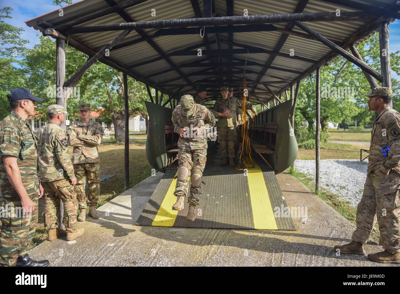 Greek paratroopers with 1st Paratrooper Commando Brigade, Greek Army ...