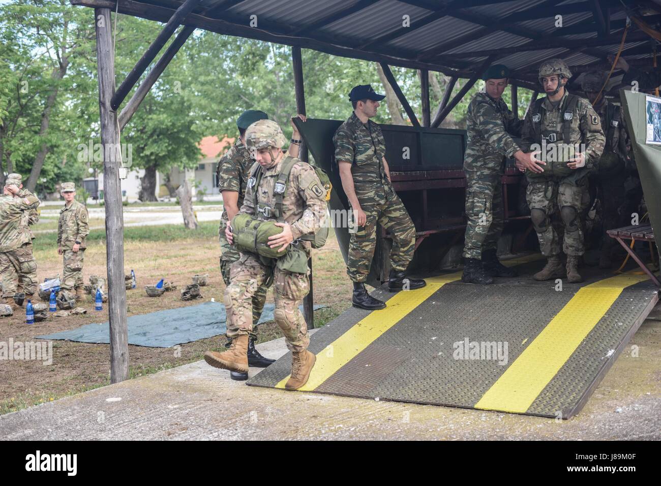 Greek paratroopers with 1st Paratrooper Commando Brigade, Greek Army ...