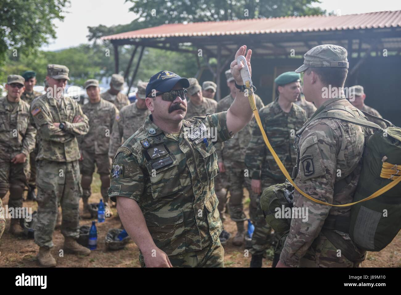 Greek paratroopers with 1st Paratrooper Commando Brigade, Greek Army ...