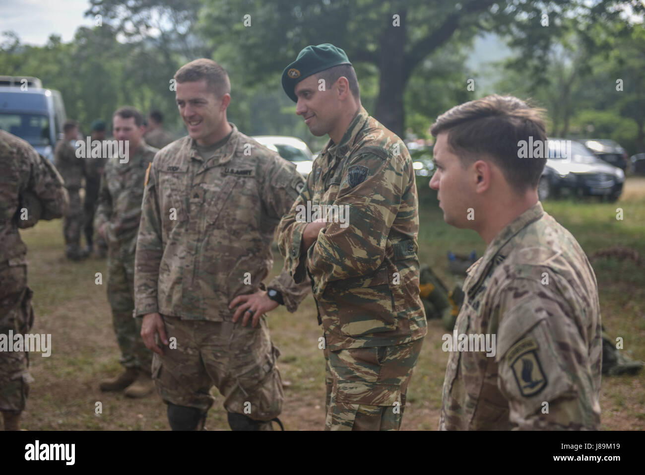 Greek paratroopers with 1st Paratrooper Commando Brigade, Greek Army ...