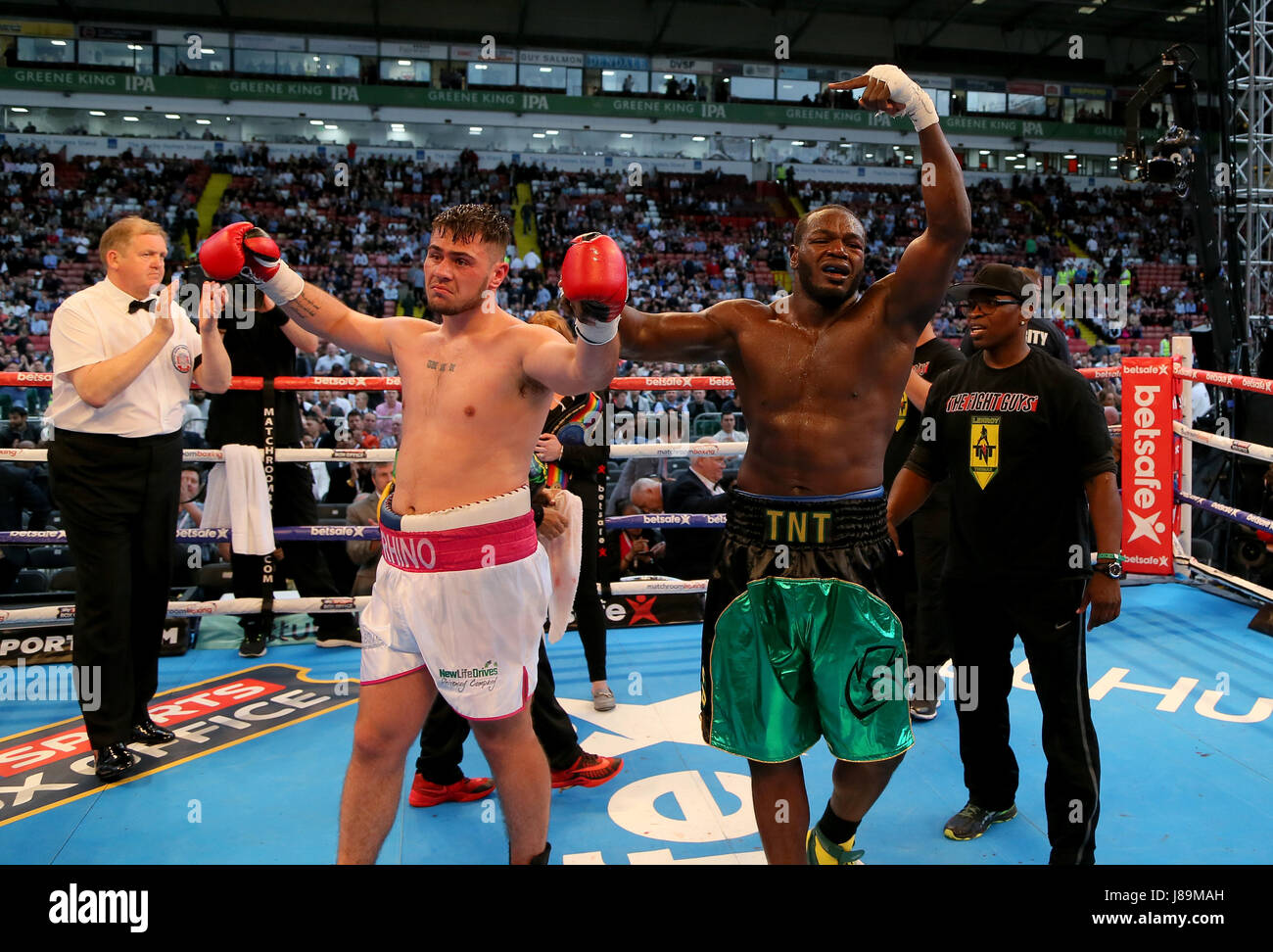 Lenroy Thomas (right) celebrates beating Dave Allen in their ...